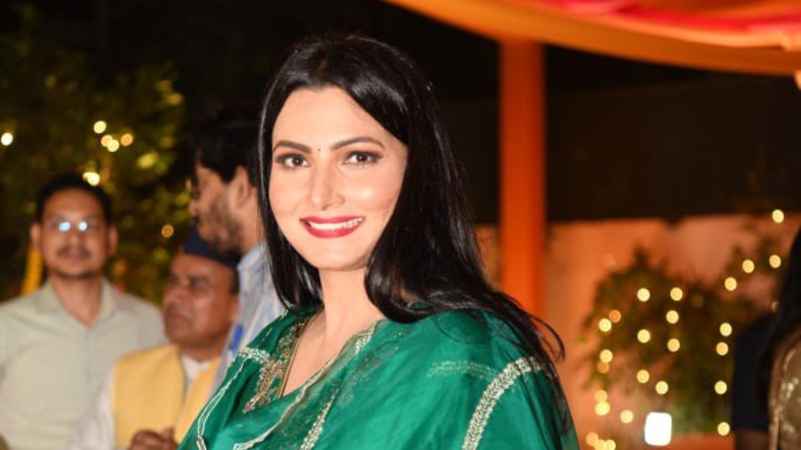 Arrest Warrant Issued Against 1 Famous TV Journalist Chitra Tripathi.